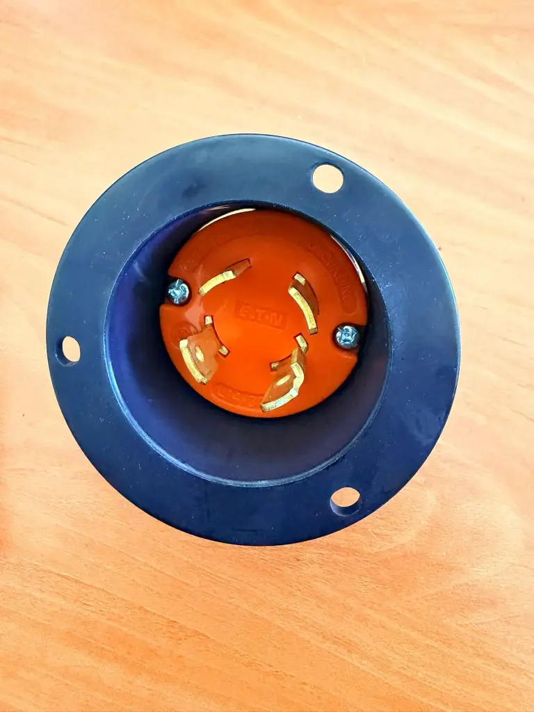 Plug generador 30a locking device (hembra) | Jfs Solar LLC